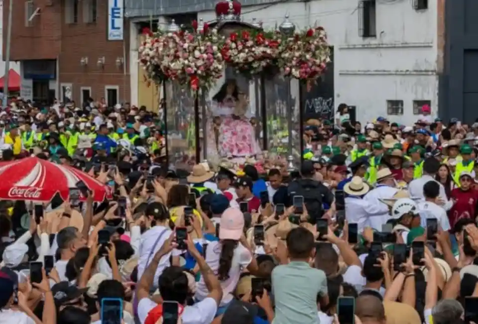Fervor religioso y multitudinaria procesión de la Divina Pastora en ...
